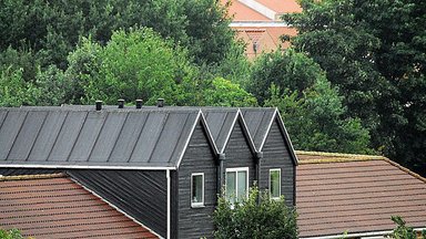 Sommerhus pakket ind i sort tagpap