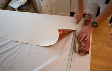 Sæt nyt tapet på væggen – trin for trin