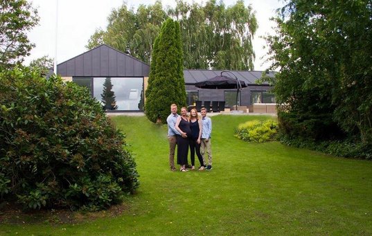 3 typiske parcelhuse blev ombygget af arkitekter – se dem før og efter